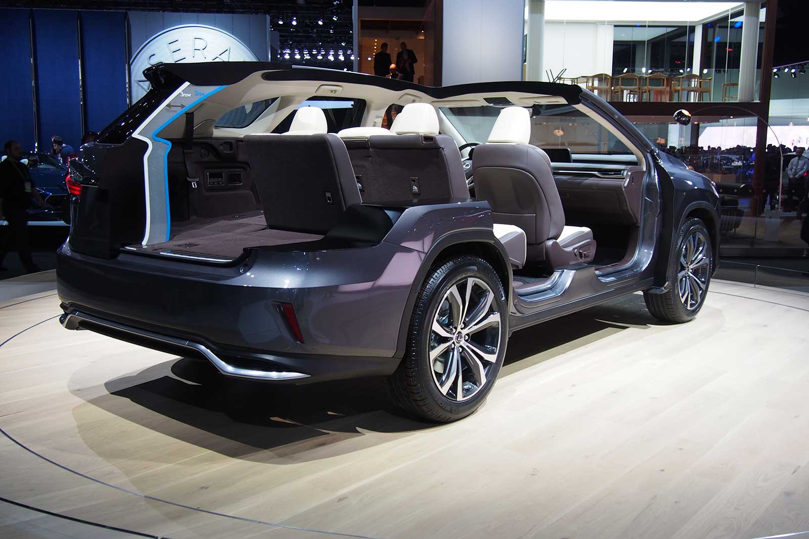 Lexus RX L chính thức gia nhập phân khúc SUV 7 chỗ hạng sang