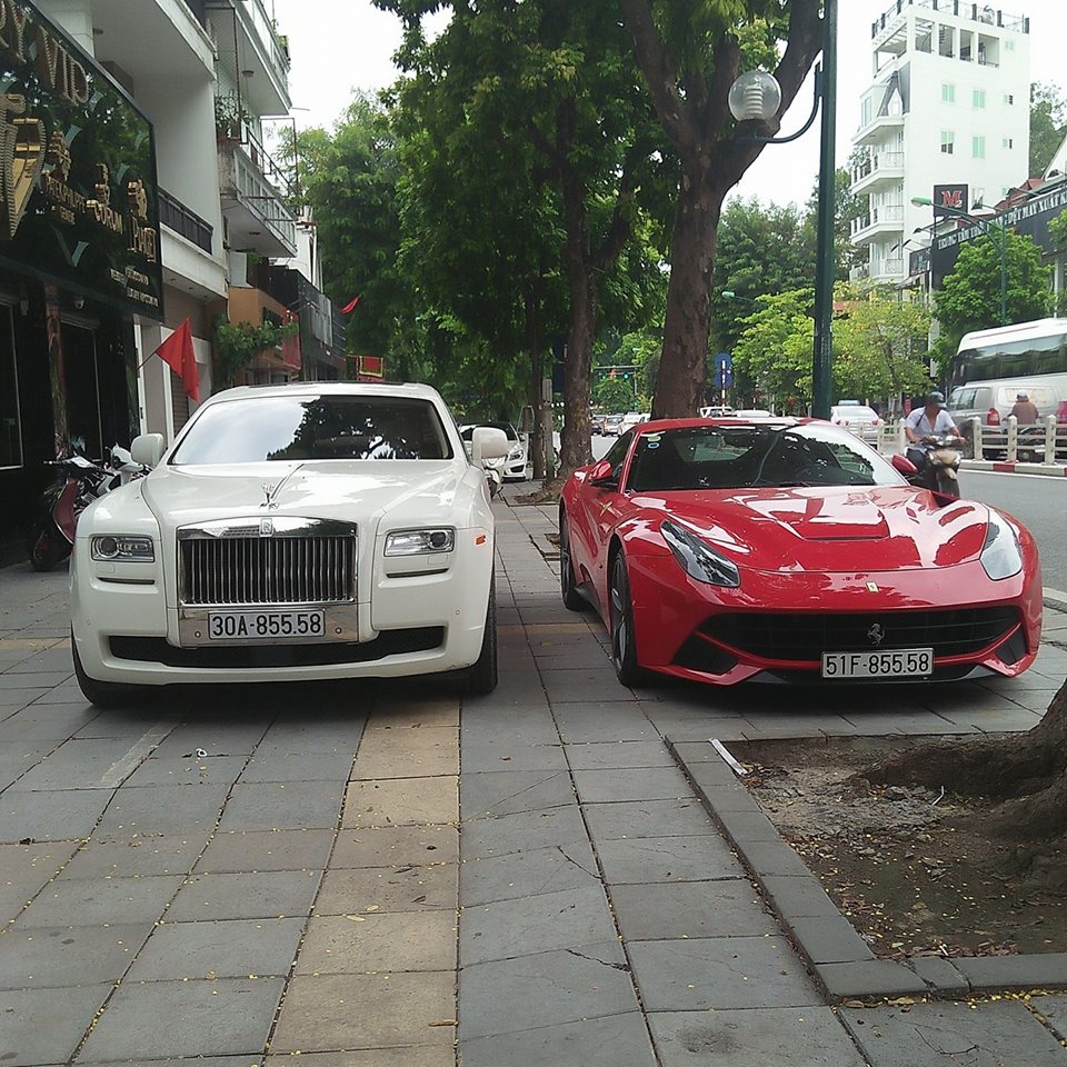 Hà Nội: Ferrari F12 Berlinetta và Rolls-Royce Ghost biển gần giống hệt ...