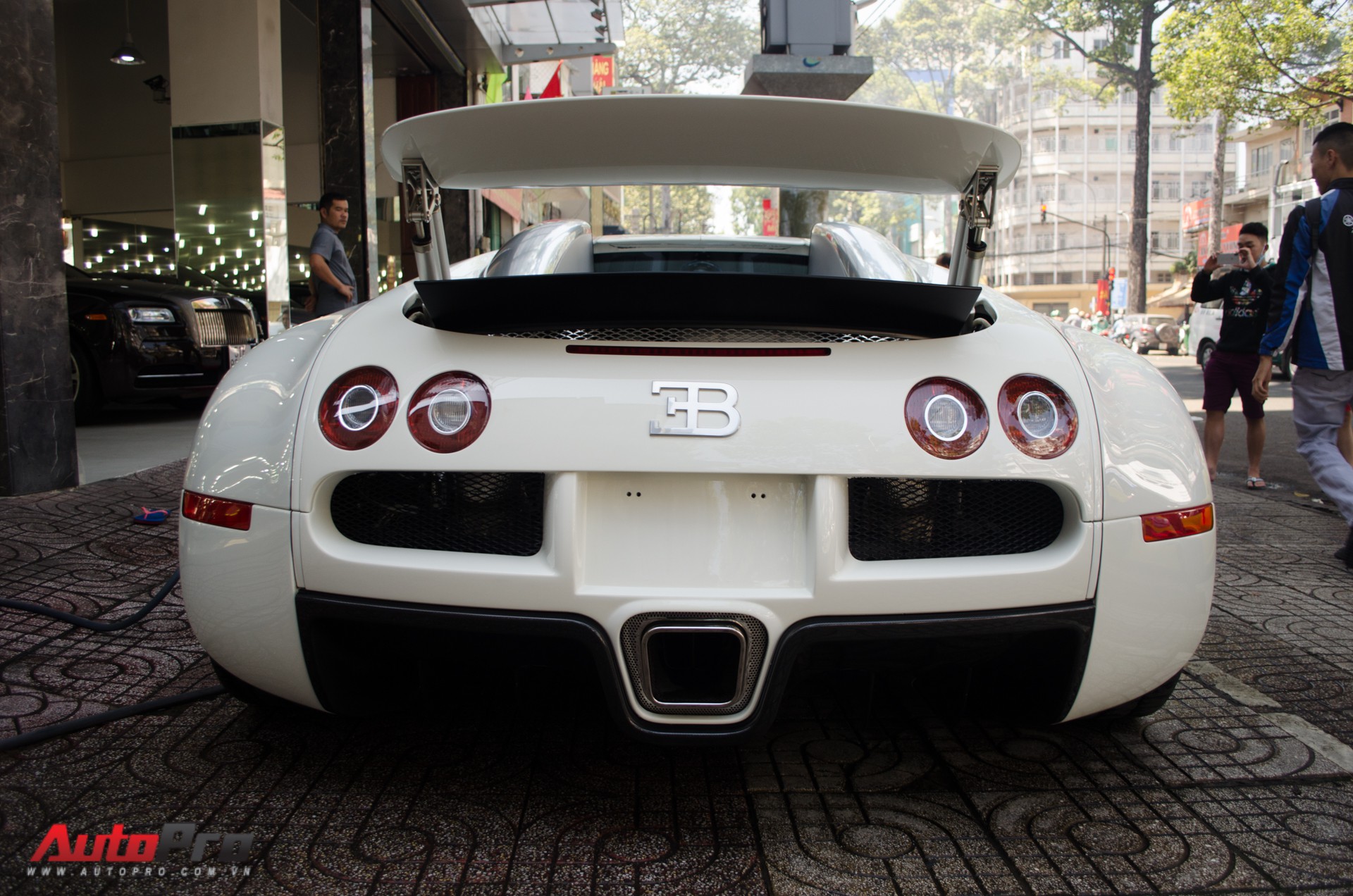 Bugatti Veyron độc nhất Việt Nam bất ngờ ra phố "tắm nắng" trước thềm ...