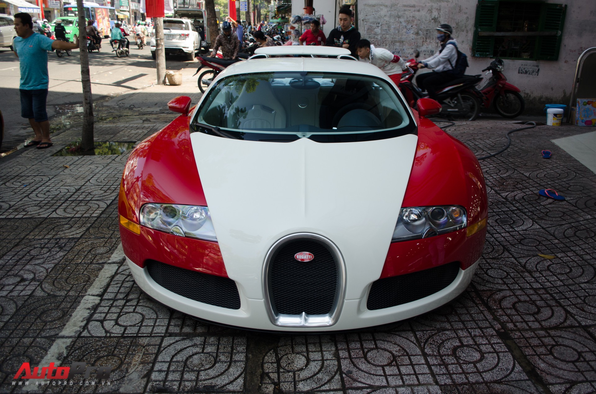 Bugatti Veyron độc nhất Việt Nam bất ngờ ra phố "tắm nắng" trước thềm ...