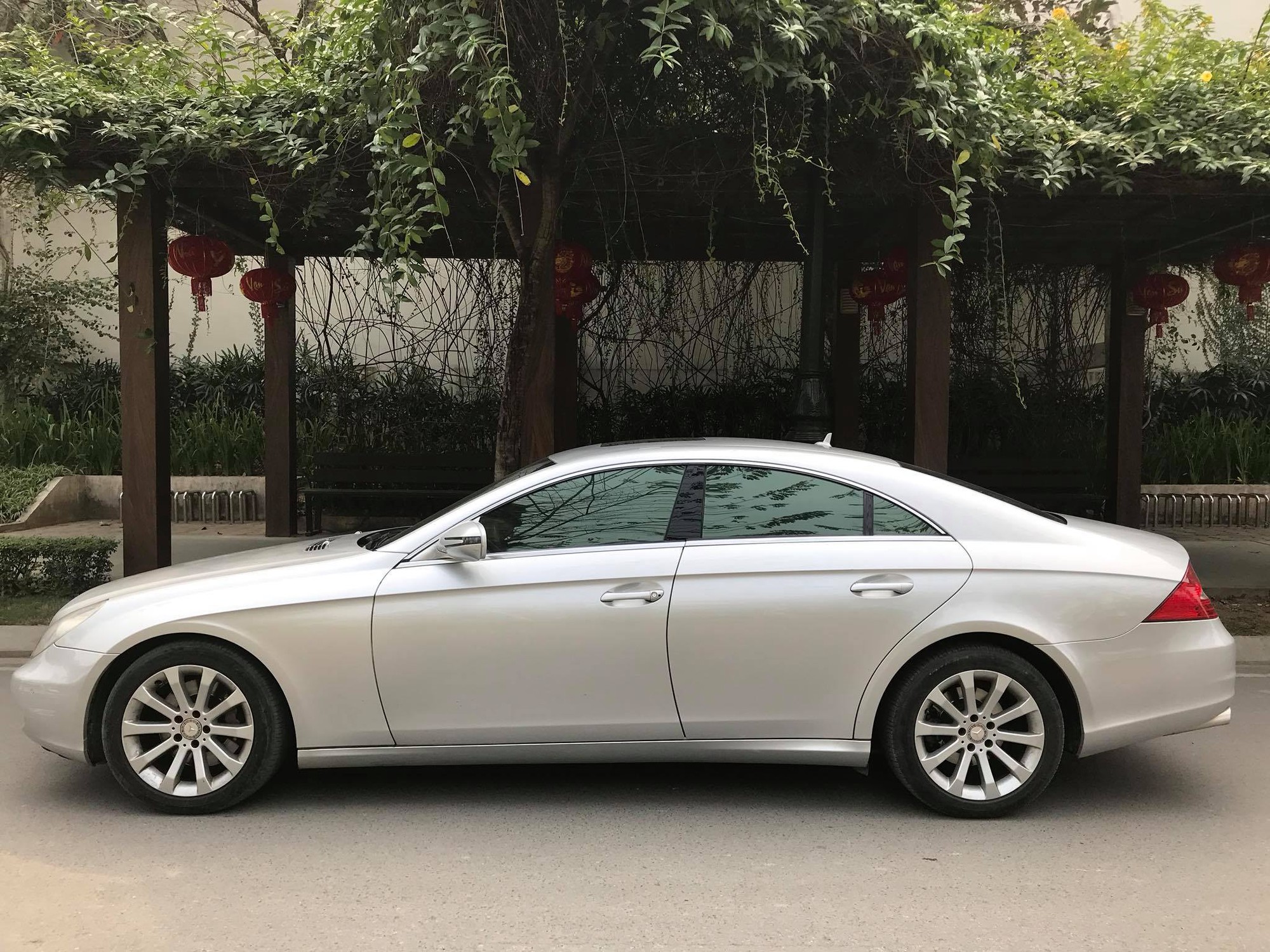 Mercedes-Benz CLS300 2010 đi hơn 51.000km bán lại giá hơn 800 triệu đồng