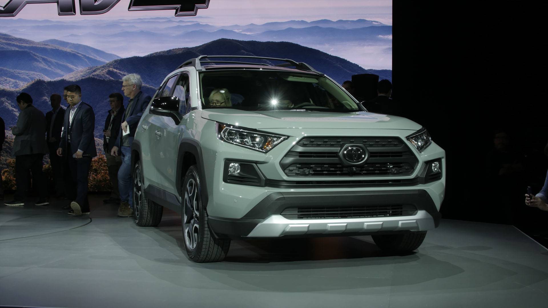 Ra mắt Toyota RAV4 hoàn toàn mới: Đối trọng của Honda CR-V