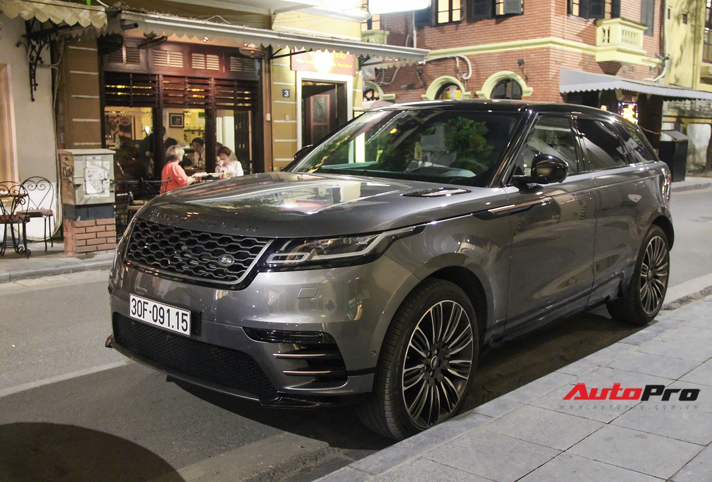 Cặp đôi Range Rover Velar First Edition ra biển trắng tại Hà Nội
