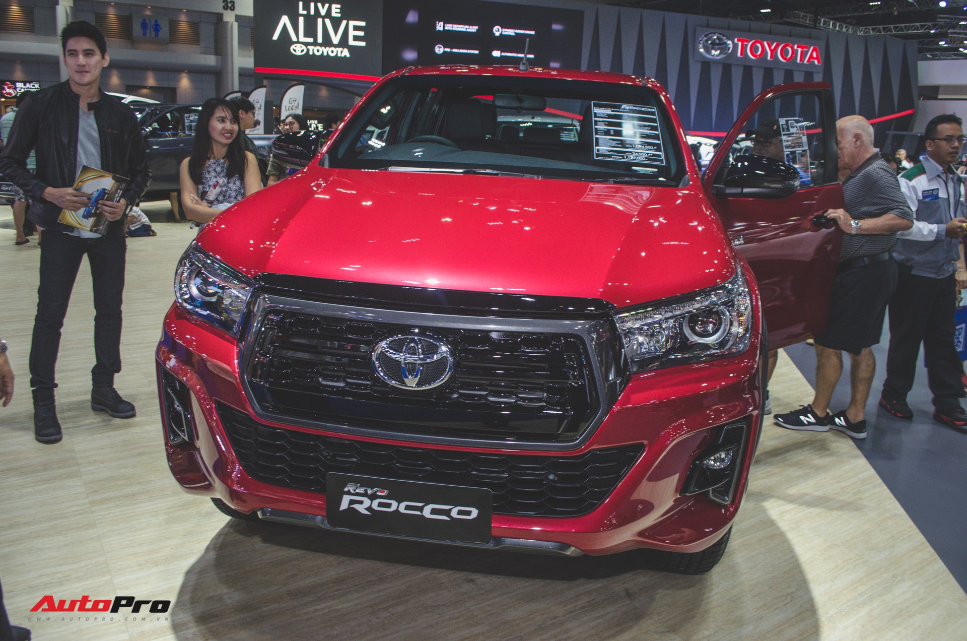 Toyota Hilux Revo Rocco cạnh tranh Ford Ranger Wildtrak và Mitsubishi ...