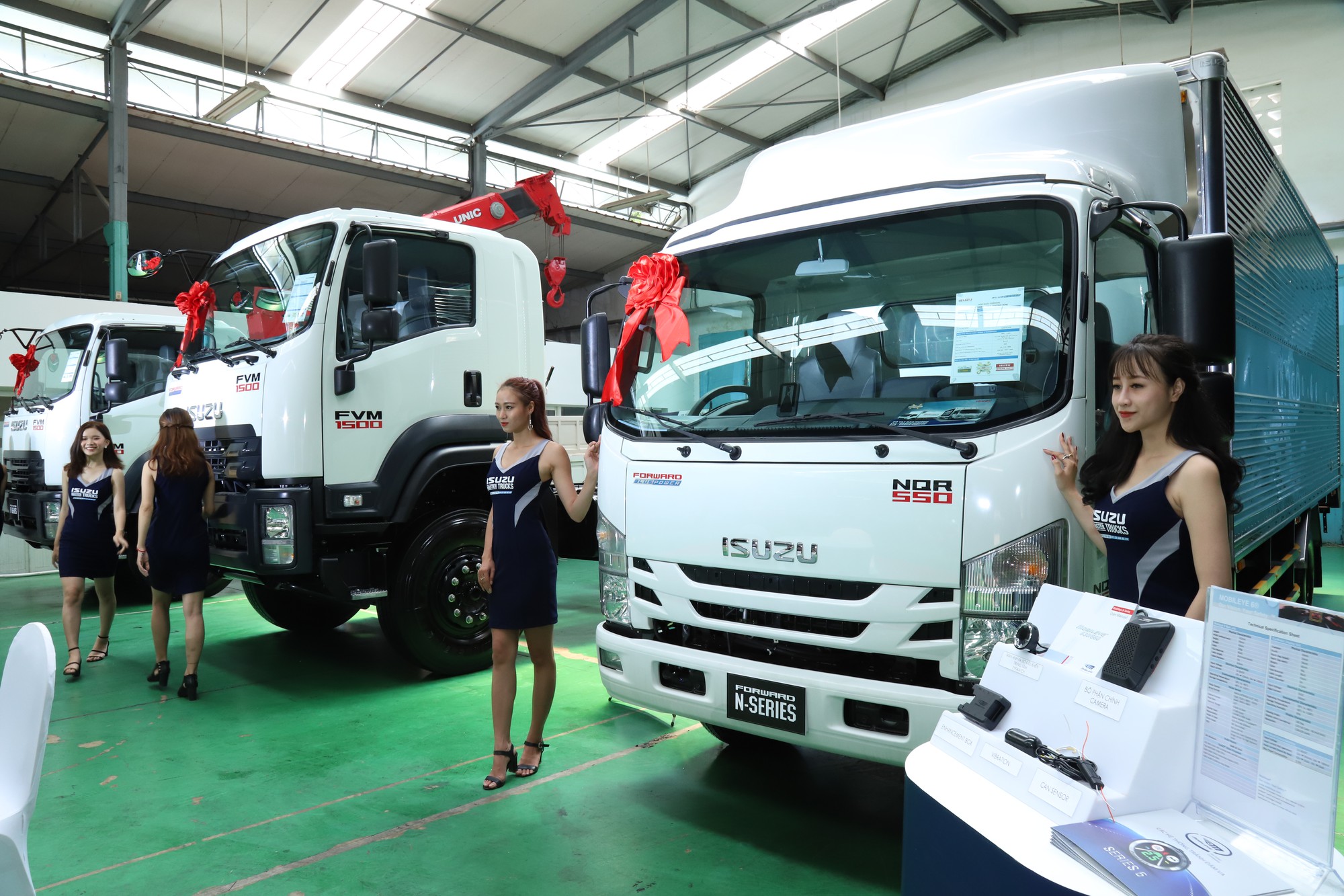 Isuzu trang bị cảm biến, camera lùi và cả động cơ chuẩn khí thải Euro 4 ...