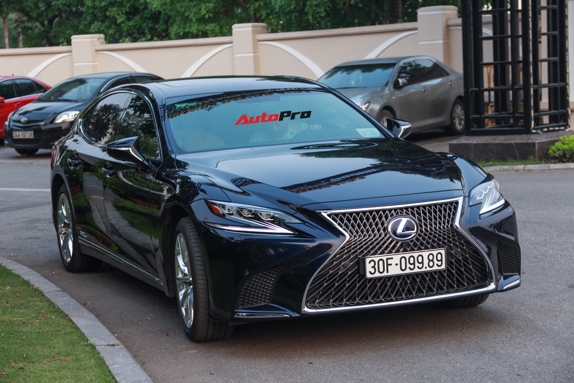 Sedan hạng sang Lexus LS500h 2018 hơn 8,3 tỷ đồng trên phố Hà Nội