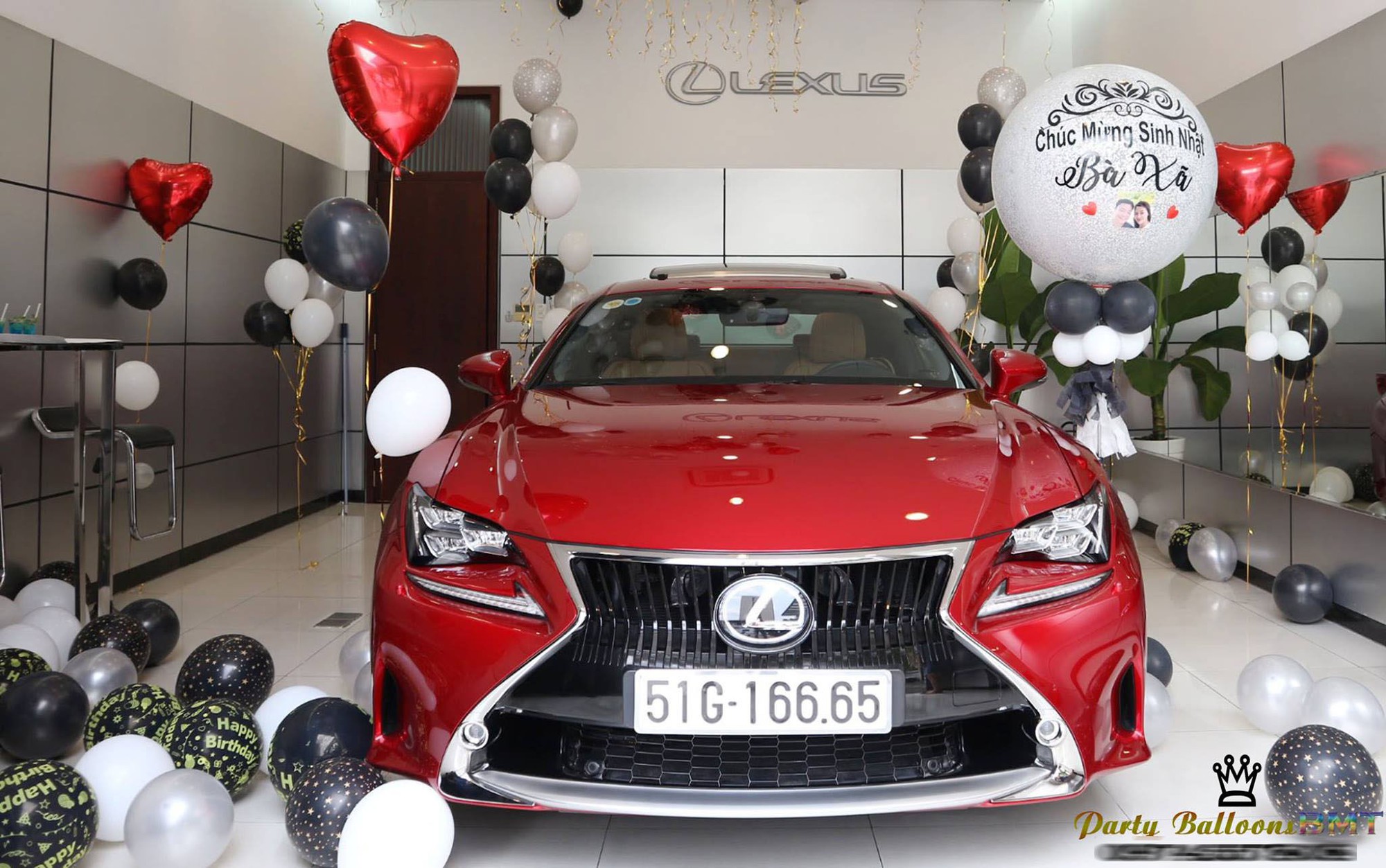 Chồng tặng vợ Lexus RC 200T hàng hiếm, trang trí ngập bóng bay nhân ...