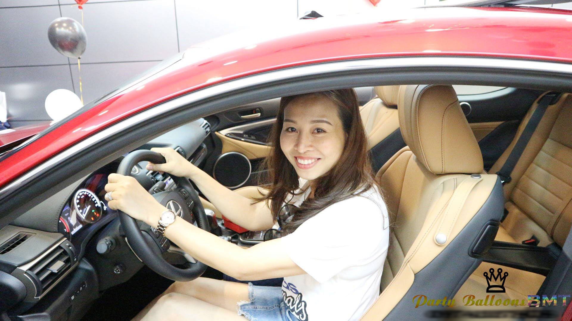 Chồng tặng vợ Lexus RC 200T hàng hiếm, trang trí ngập bóng bay nhân ...