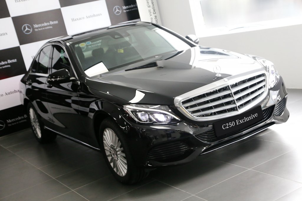 Cất Mazda CX-5, Hữu Công cầm lái Mercedes-Benz C250 Exclusive đi đón dâu