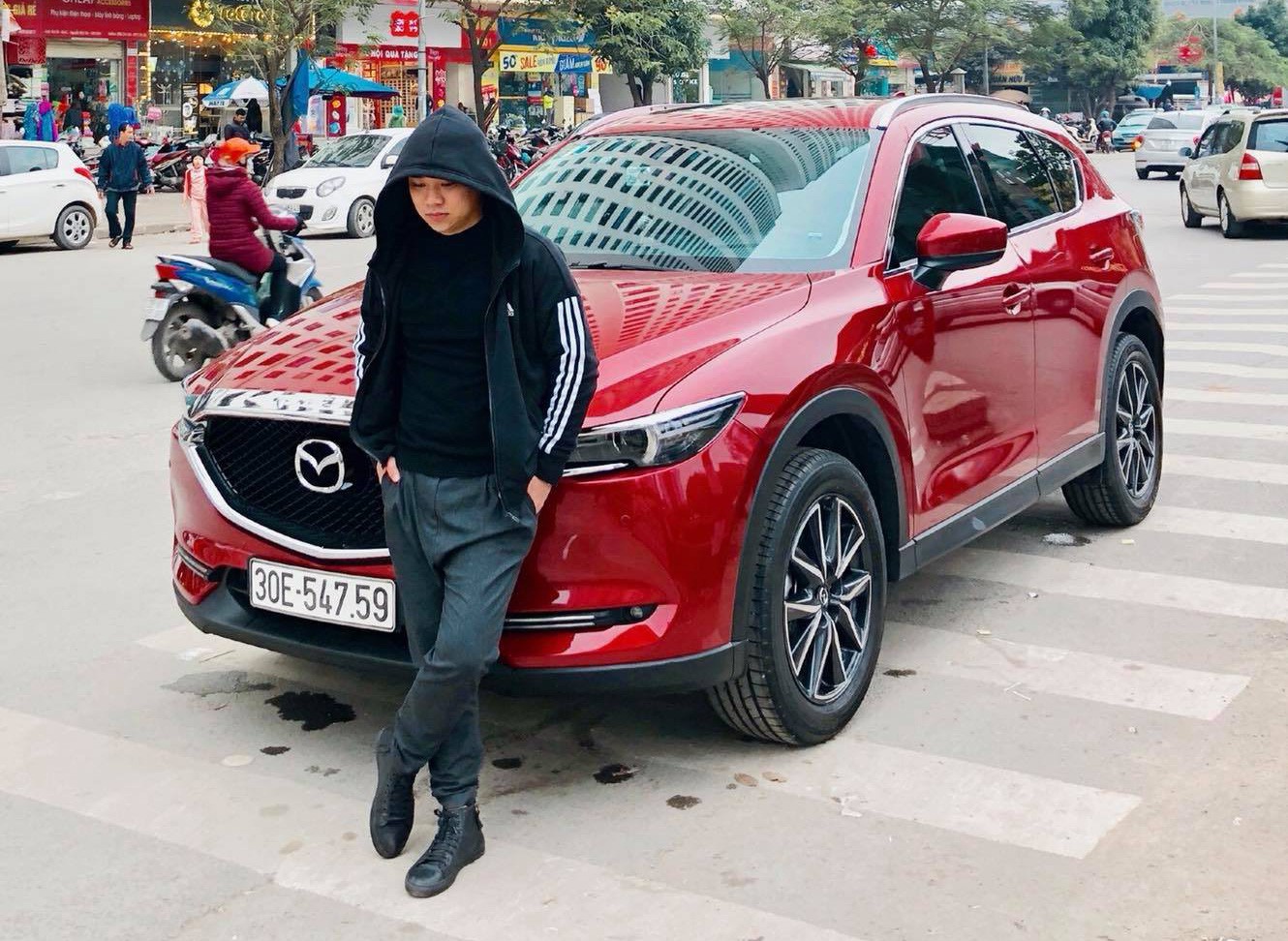 Cất Mazda CX-5, Hữu Công cầm lái Mercedes-Benz C250 Exclusive đi đón dâu