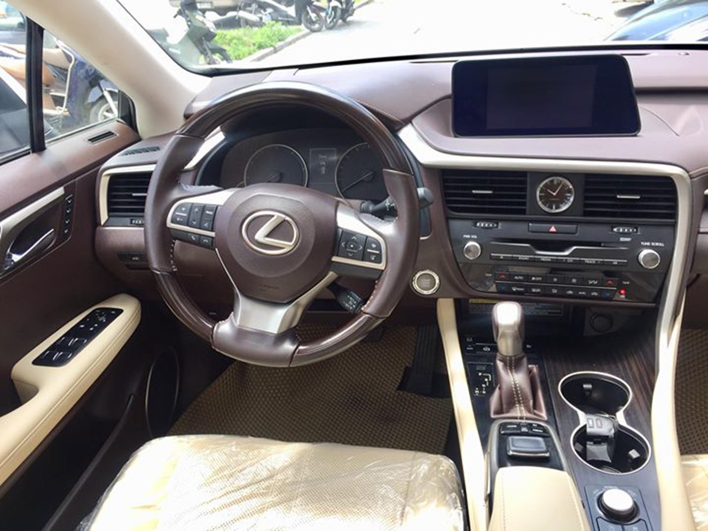 Lăn bánh 15.000km, Lexus RX 200t 2016 được rao bán lại giá ngang khi ...