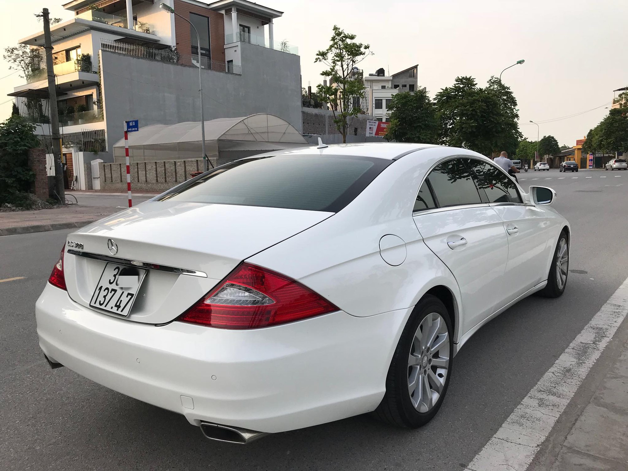 Mercedes-Benz CLS 300 2009 lăn bánh 68.000km rao bán lại giá ngang ...