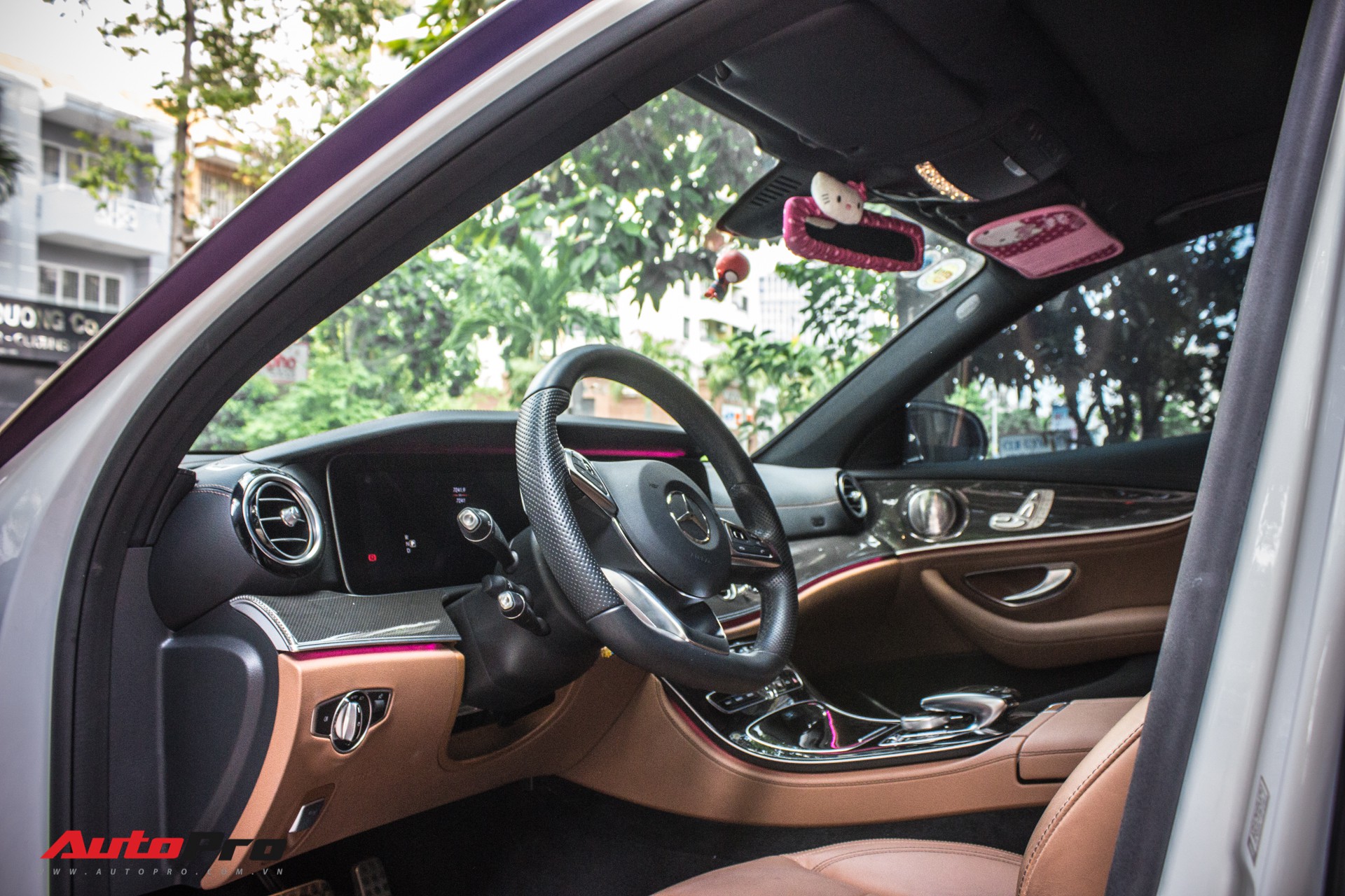 Fan nữ Hello Kitty tại Sài Gòn chi 40 triệu đồng biến Mercedes-Benz ...