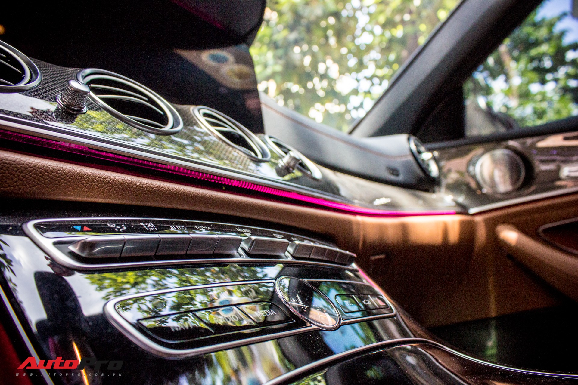 Fan nữ Hello Kitty tại Sài Gòn chi 40 triệu đồng biến Mercedes-Benz ...