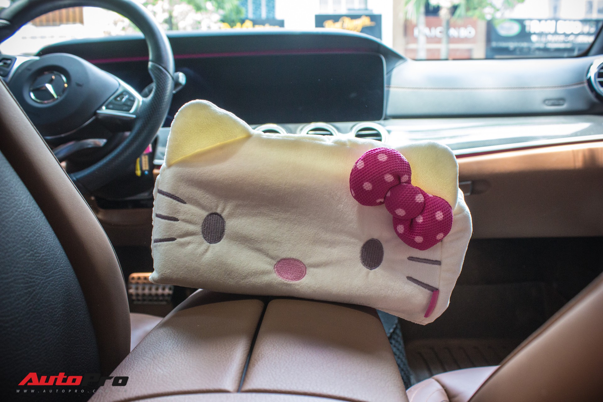 Fan nữ Hello Kitty tại Sài Gòn chi 40 triệu đồng biến Mercedes-Benz ...