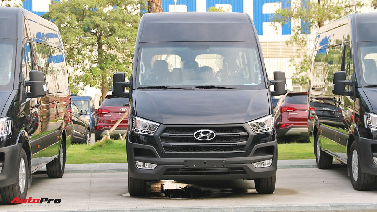 Chênh hơn 160 triệu đồng, Hyundai Solati có gì vượt trội hơn Ford ...