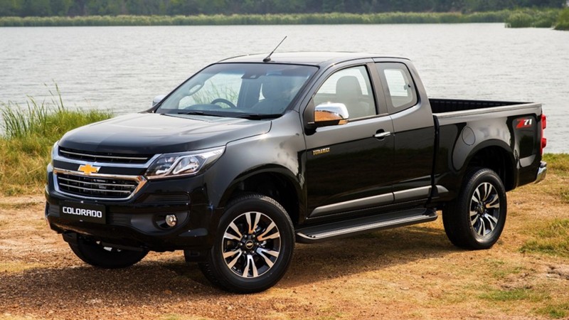 Những chữ cái viết tắt FWD, RWD, AWD, 4WD đính trên thân xe có ý nghĩa gì?