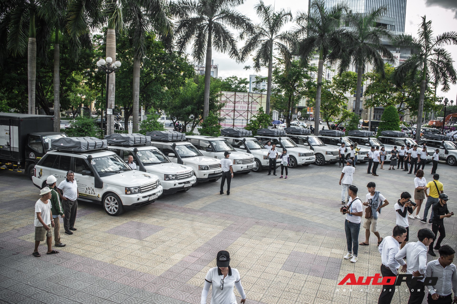 Bộ ba hoa hậu, á hậu cùng các người đẹp Việt Nam xuất hiện bên Bugatti ...