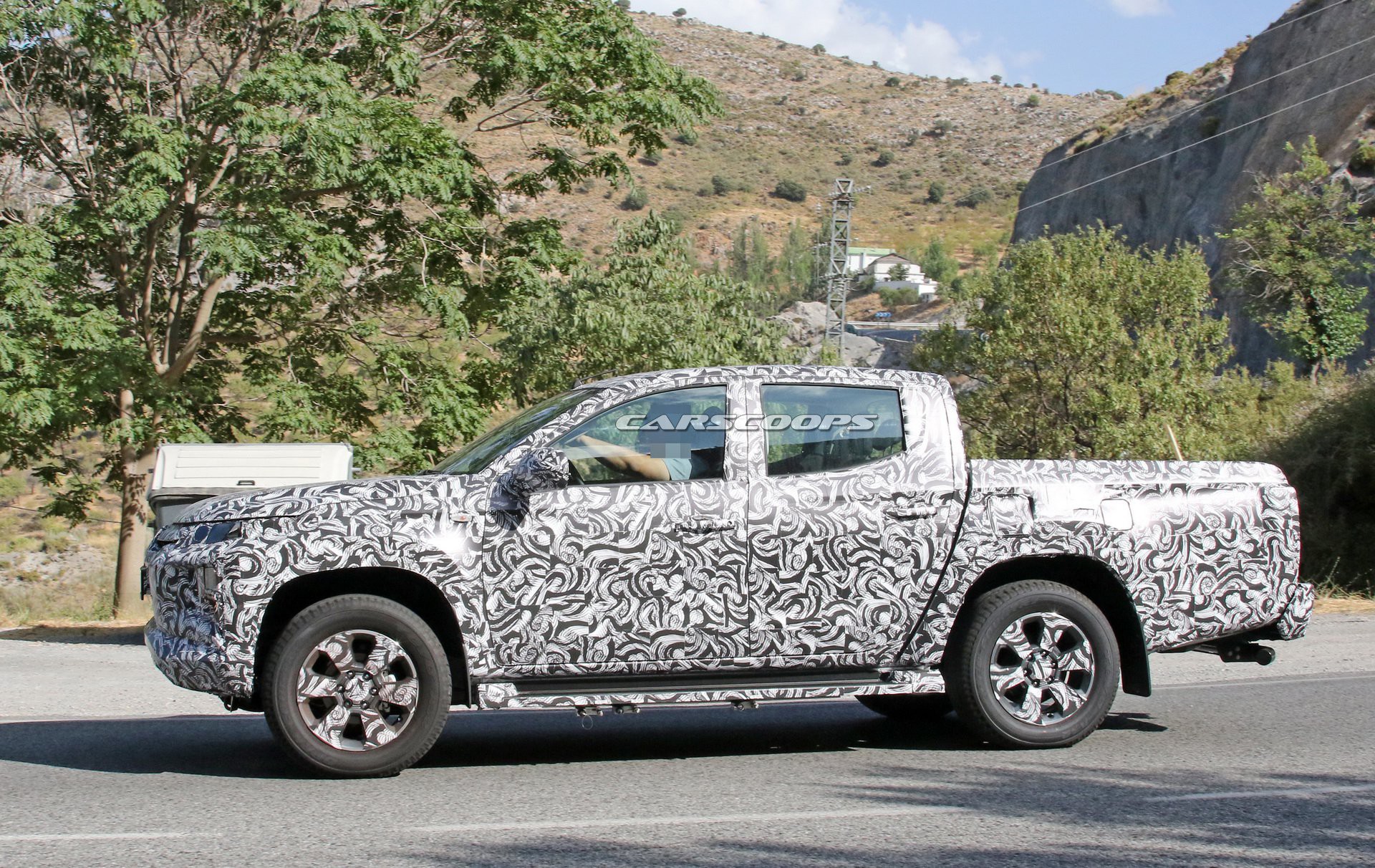 Đến cả Mitsubishi Triton giờ cũng bố trí đèn như Hyundai Kona, Santa Fe