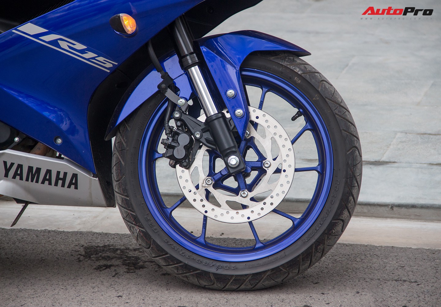 Đấu xe chính hãng, Yamaha R15 nhập khẩu ngoài giảm giá còn 84 triệu đồng