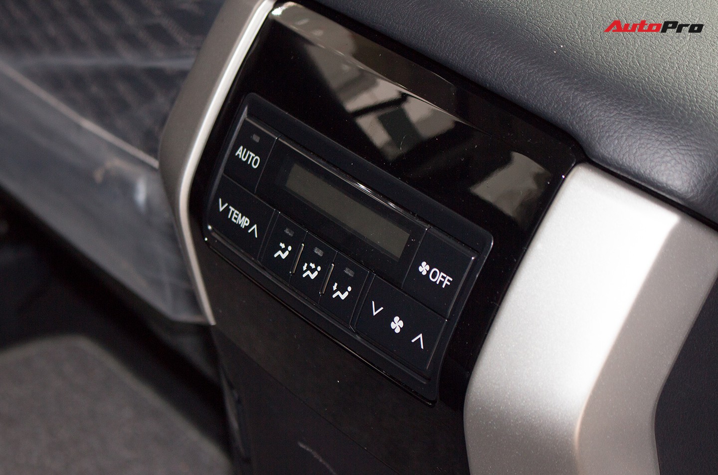 Khám phá Toyota Land Cruiser Prado 2018 giá hơn 2,2 tỷ đồng tại Việt Nam