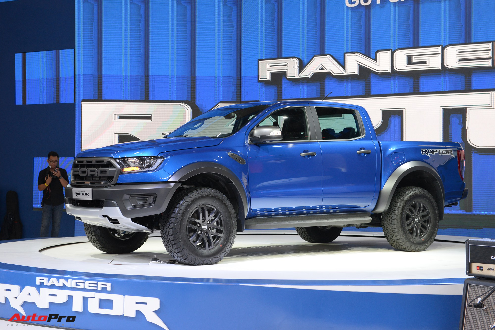 Giá "bia kèm lạc" Ford Explorer và Ranger Raptor giảm nhiệt tại đại lý