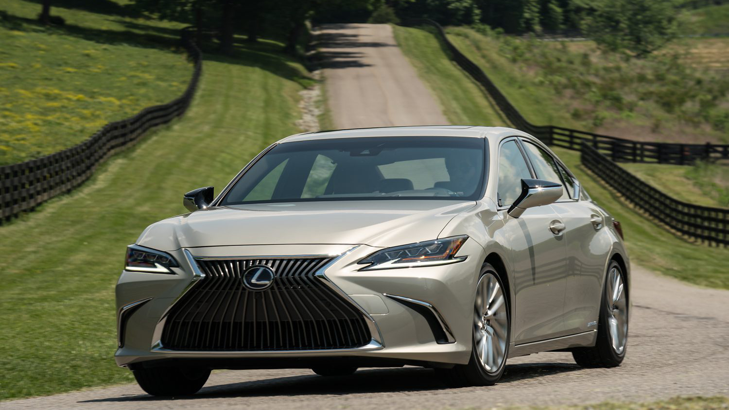 Lexus ES 300h lên lịch về Việt Nam cạnh tranh Mercedes-Benz E 300 AMG ...