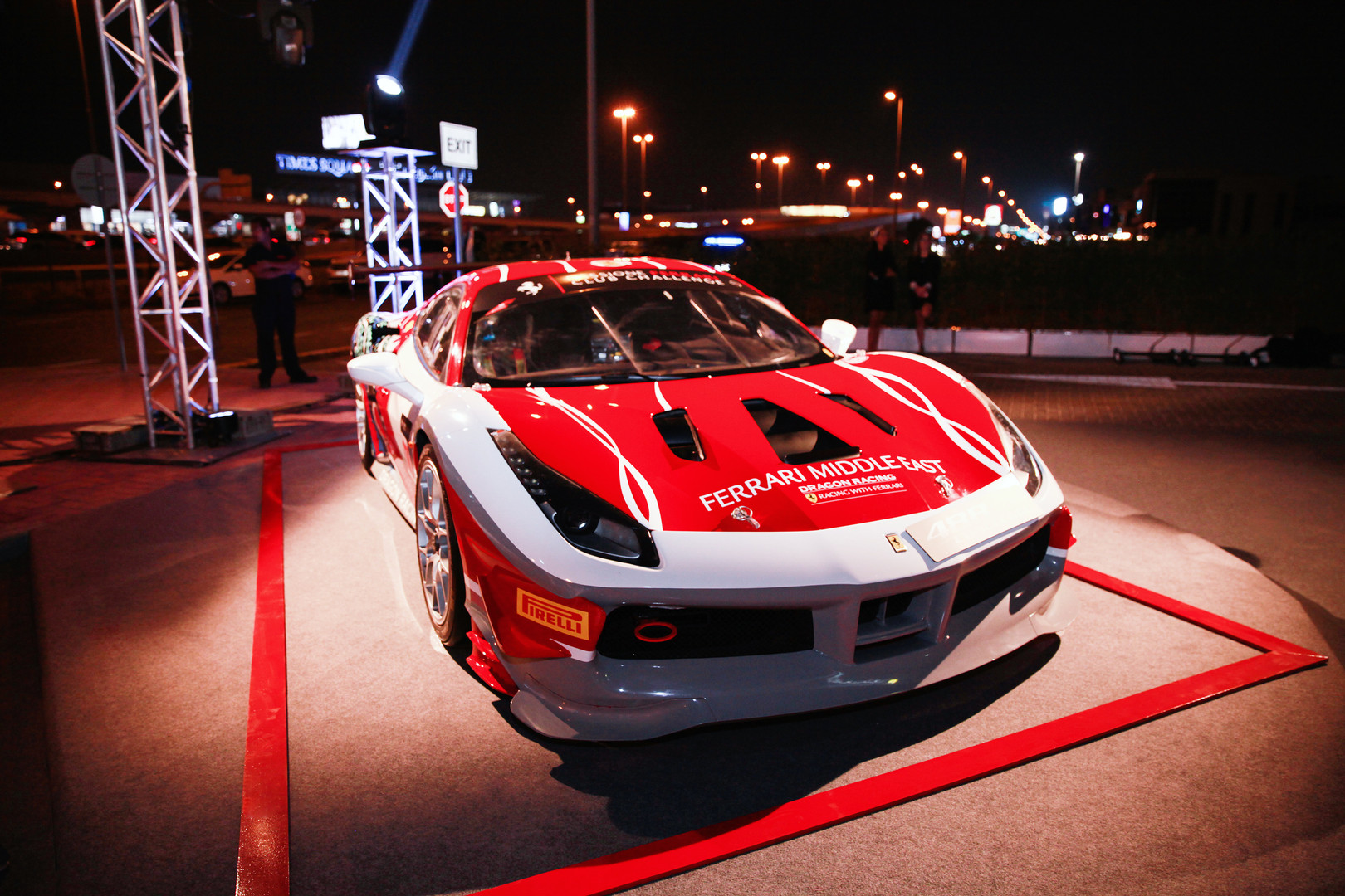 Choáng với đại lý Ferrari khủng nhất thế giới vừa khai trương tại Dubai ...
