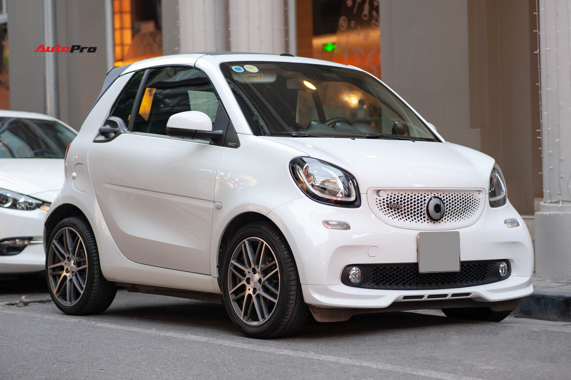 Chiếc Smart ForTwo độ Brabus này nhỏ hơn Kia Morning nhưng có giá cả tỷ ...