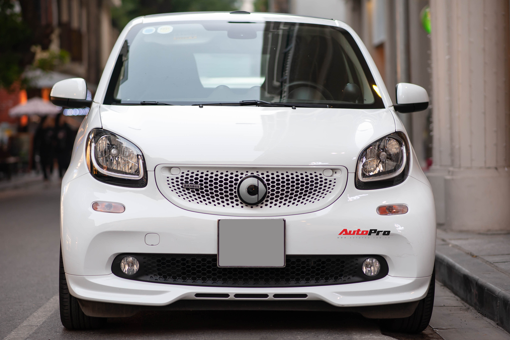 Chiếc Smart ForTwo độ Brabus này nhỏ hơn Kia Morning nhưng có giá cả tỷ ...