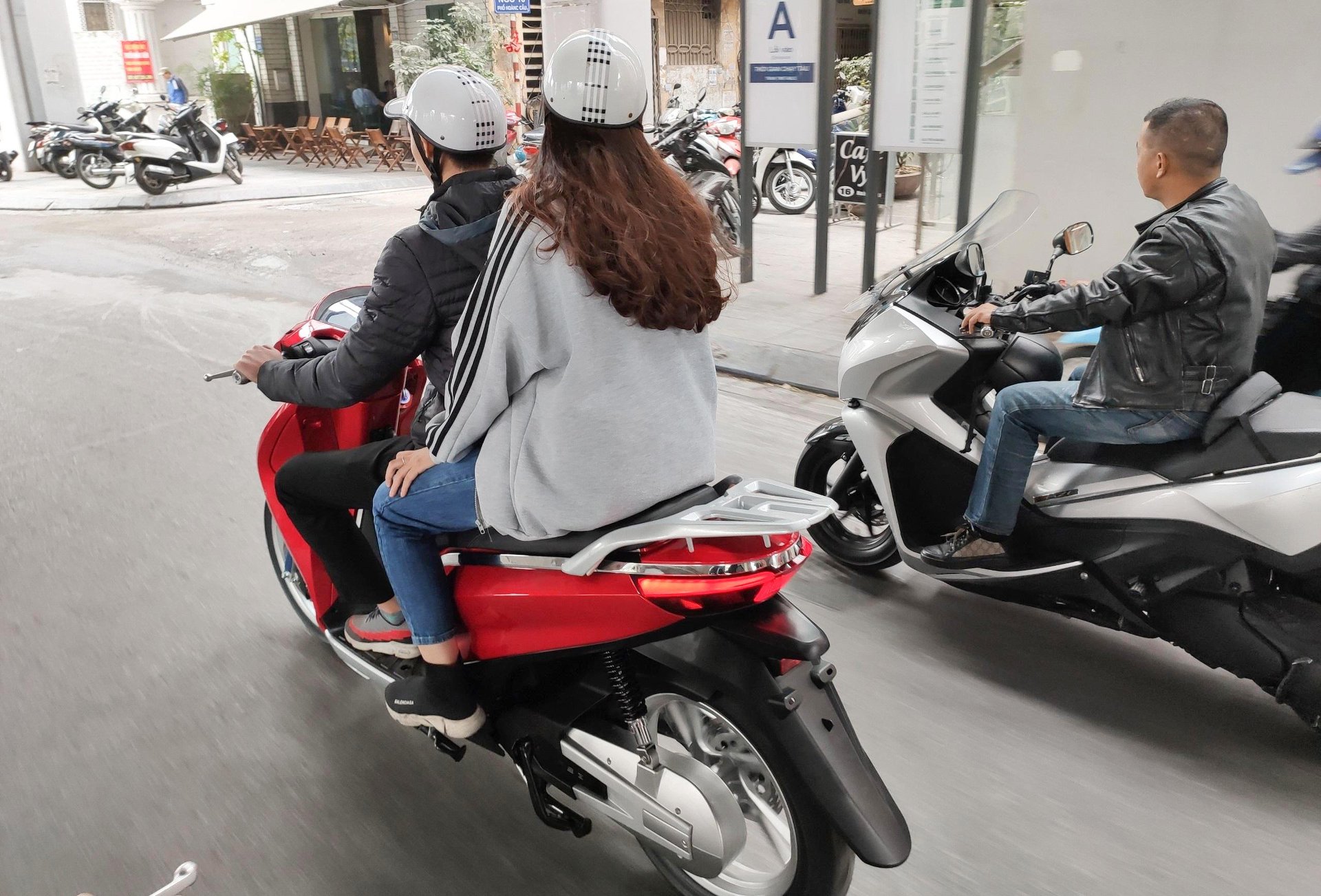 Lộ diện xe máy điện mới tại Việt Nam với kiểu dáng nhái Honda SH