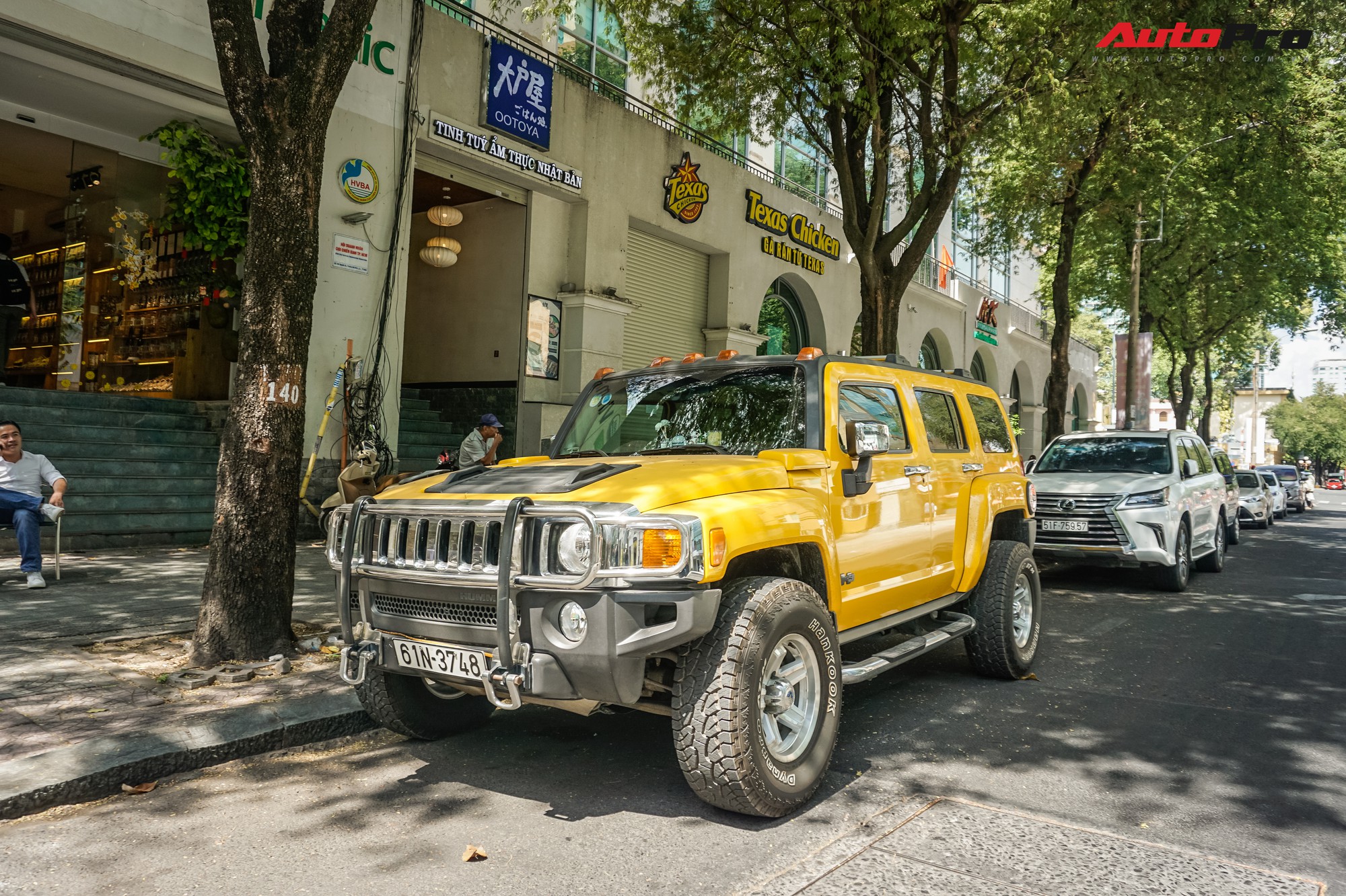 "Khủng long" Hummer H3 màu vàng siêu hiếm của đại gia Sài Gòn