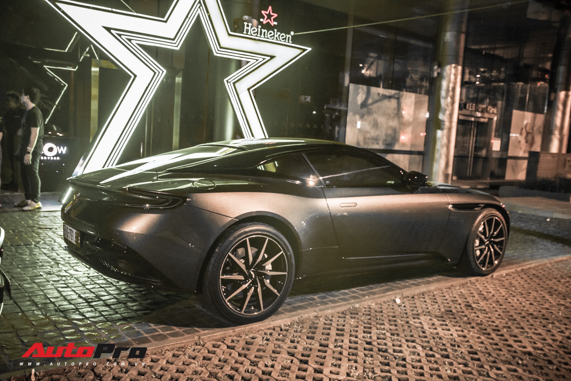 Aston Martin DB11 V8 lại xuất hiện cùng Mercedes-AMG SLS GT Final ...