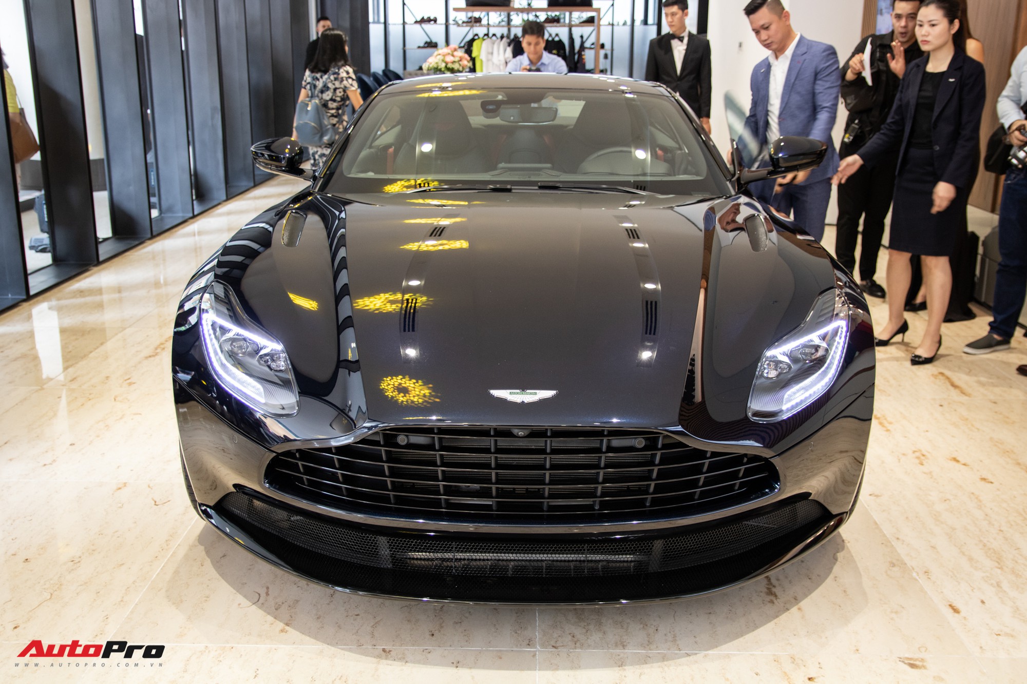 Chi tiết Aston Martin DB11 có giá 15,686 tỷ đồng vừa ra mắt tại Việt ...
