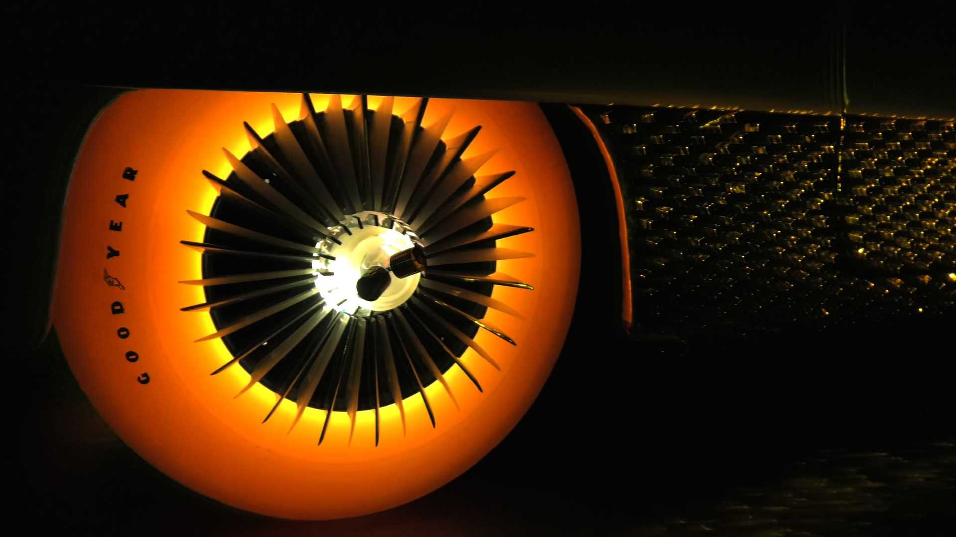 Xe mạ vàng, lốp phát sáng, đầu như chiến đấu cơ chiếm spotlight hơn cả ...