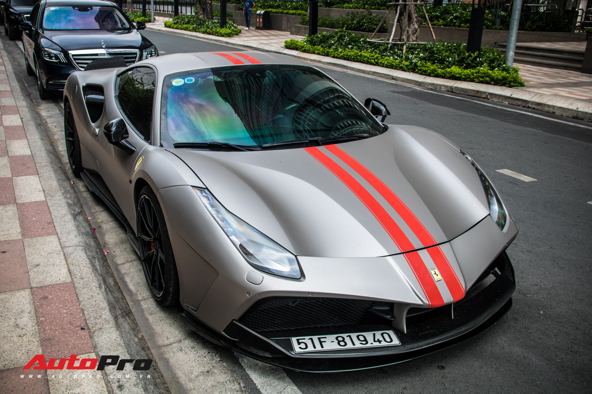 Như một thói quen, Ferrari 488 SVR độc nhất Việt Nam tiếp tục đổi màu ...