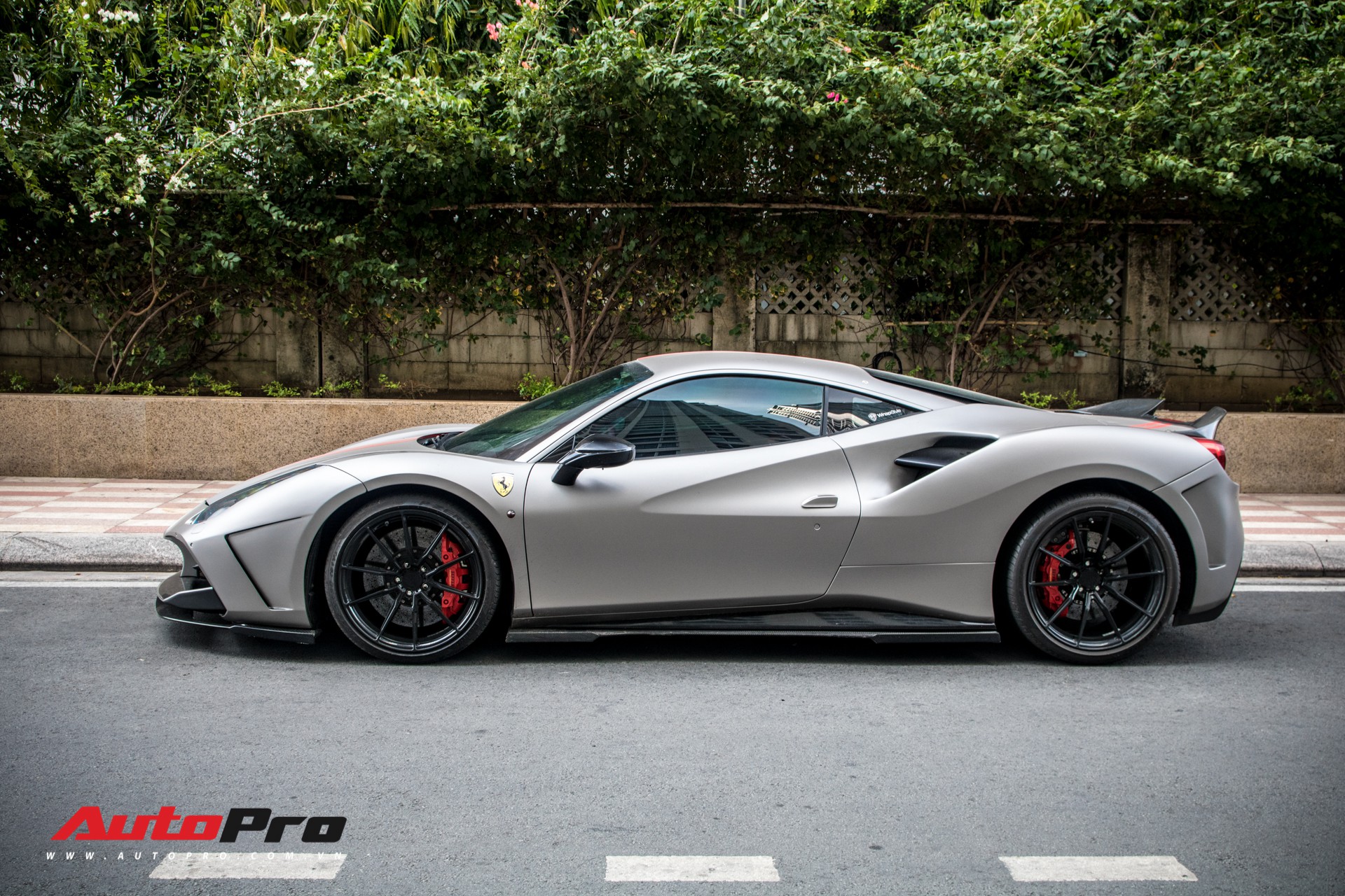 Như một thói quen, Ferrari 488 SVR độc nhất Việt Nam tiếp tục đổi màu ...