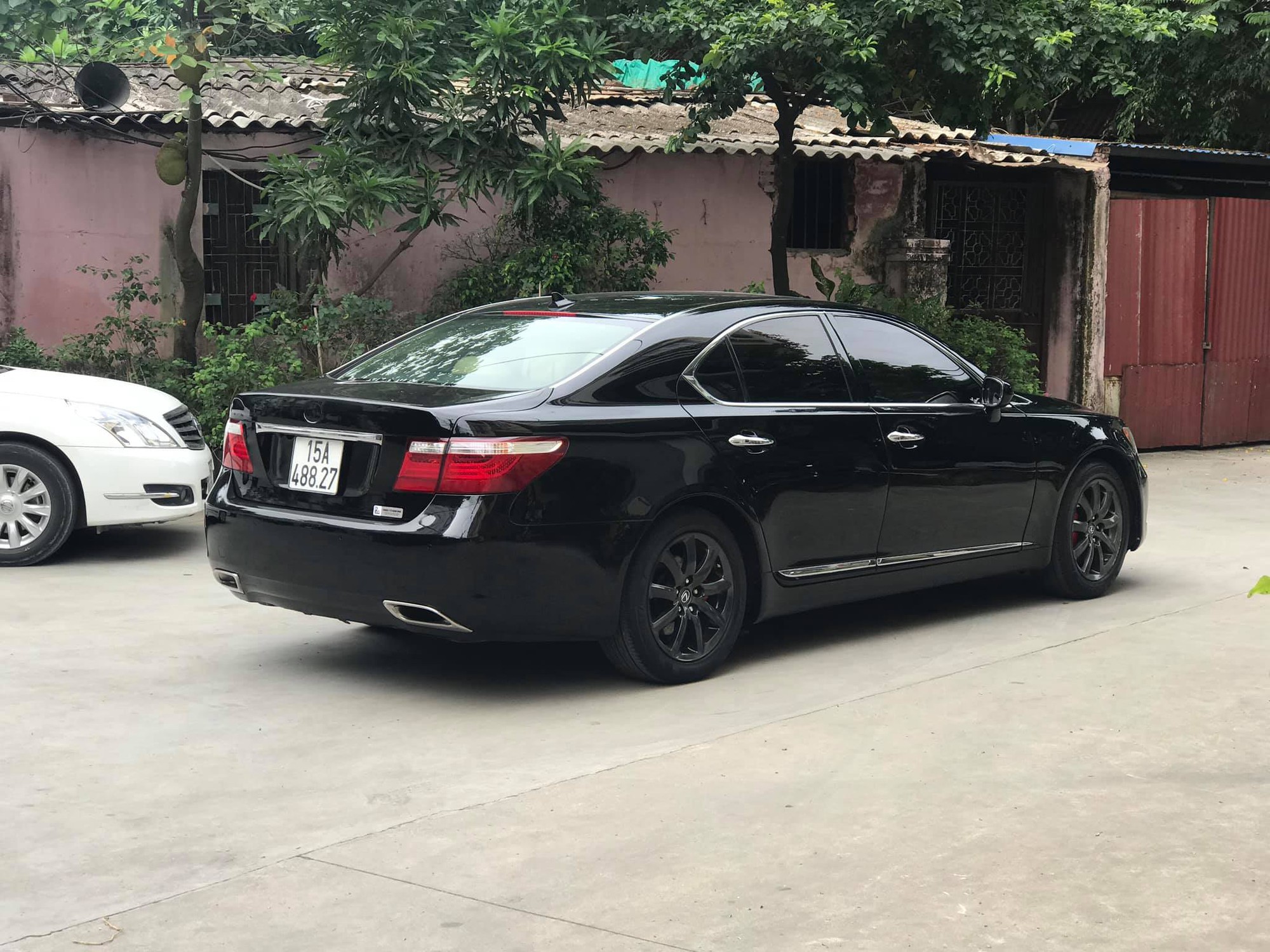 Qua thời đỉnh cao, Lexus LS460 bán lại rẻ như như Toyota Altis