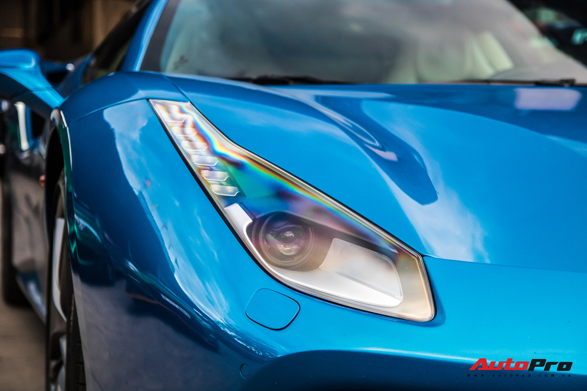 Cận cảnh Ferrari 488 Spider màu xanh dương độc nhất Việt Nam của đại ...