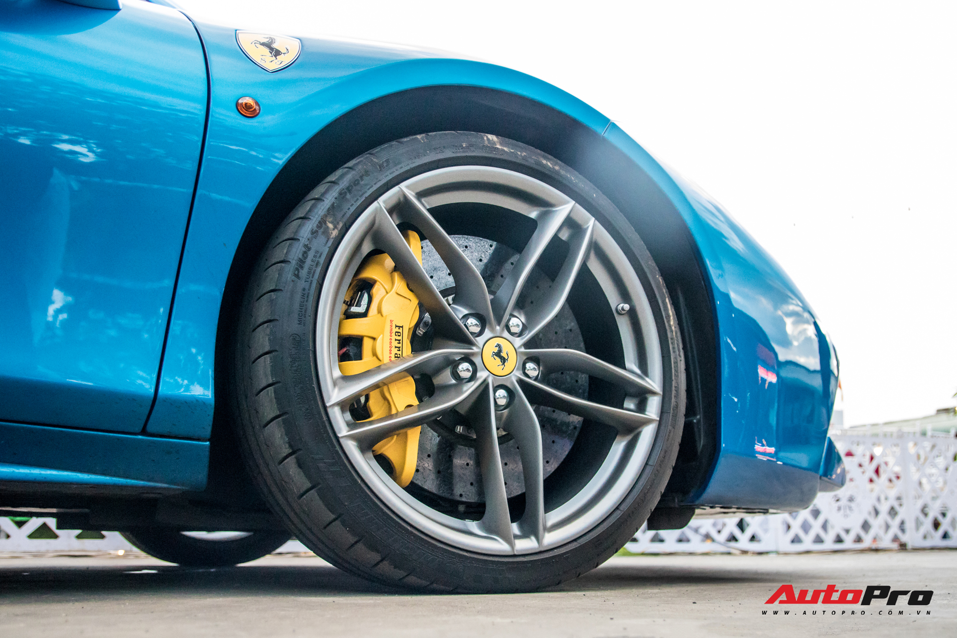 Cận cảnh Ferrari 488 Spider màu xanh dương độc nhất Việt Nam của đại ...