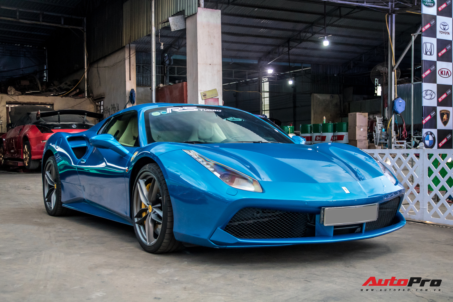 Cận cảnh Ferrari 488 Spider màu xanh dương độc nhất Việt Nam của đại ...