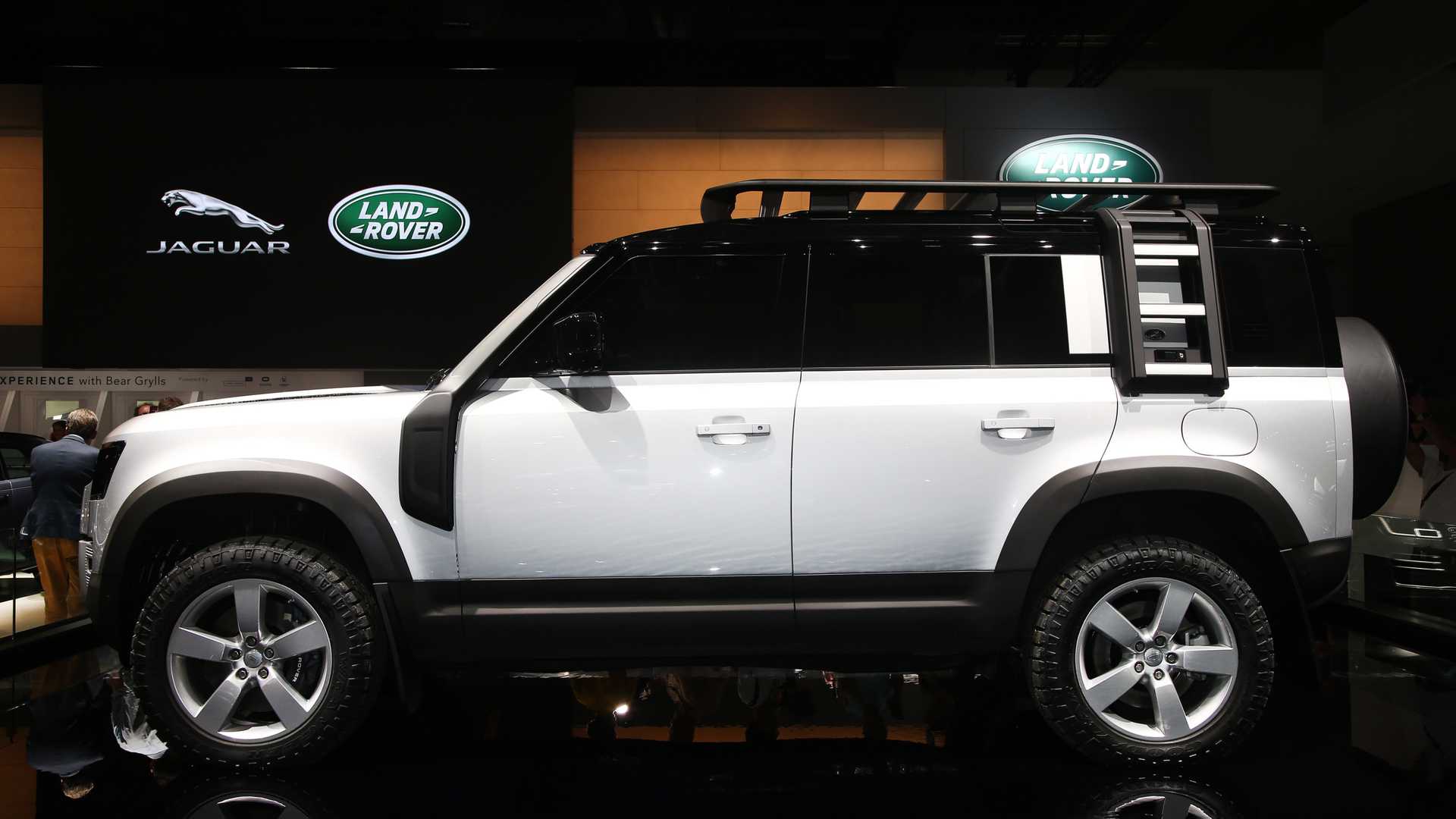 Land Rover Defender sắp có phiên bản mini, giá rẻ cạnh tranh Mercedes GLA