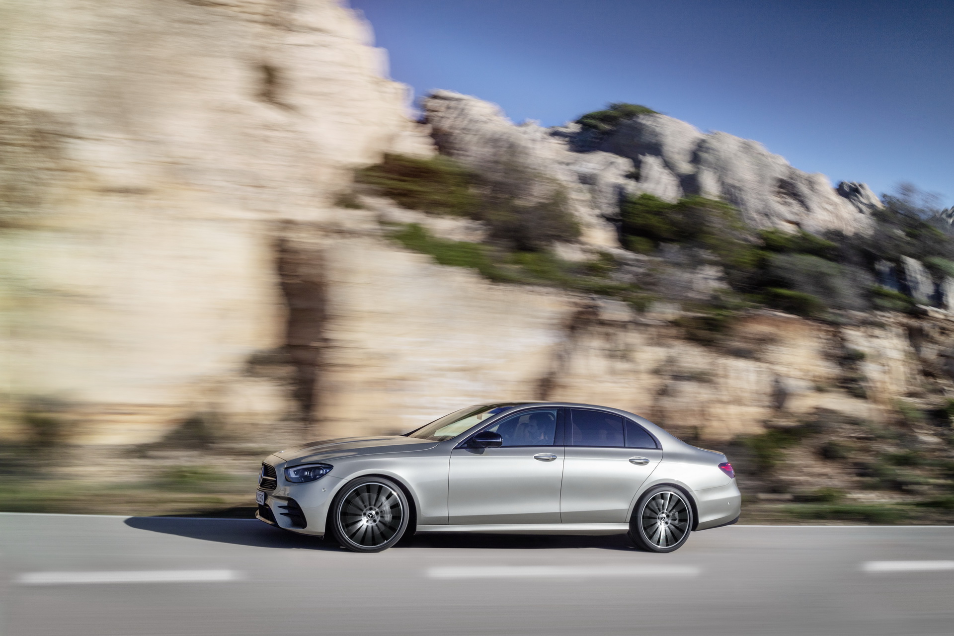 Mercedes-Benz E-Class 2021 ra mắt với thiết kế 'hiếu chiến' và công ...