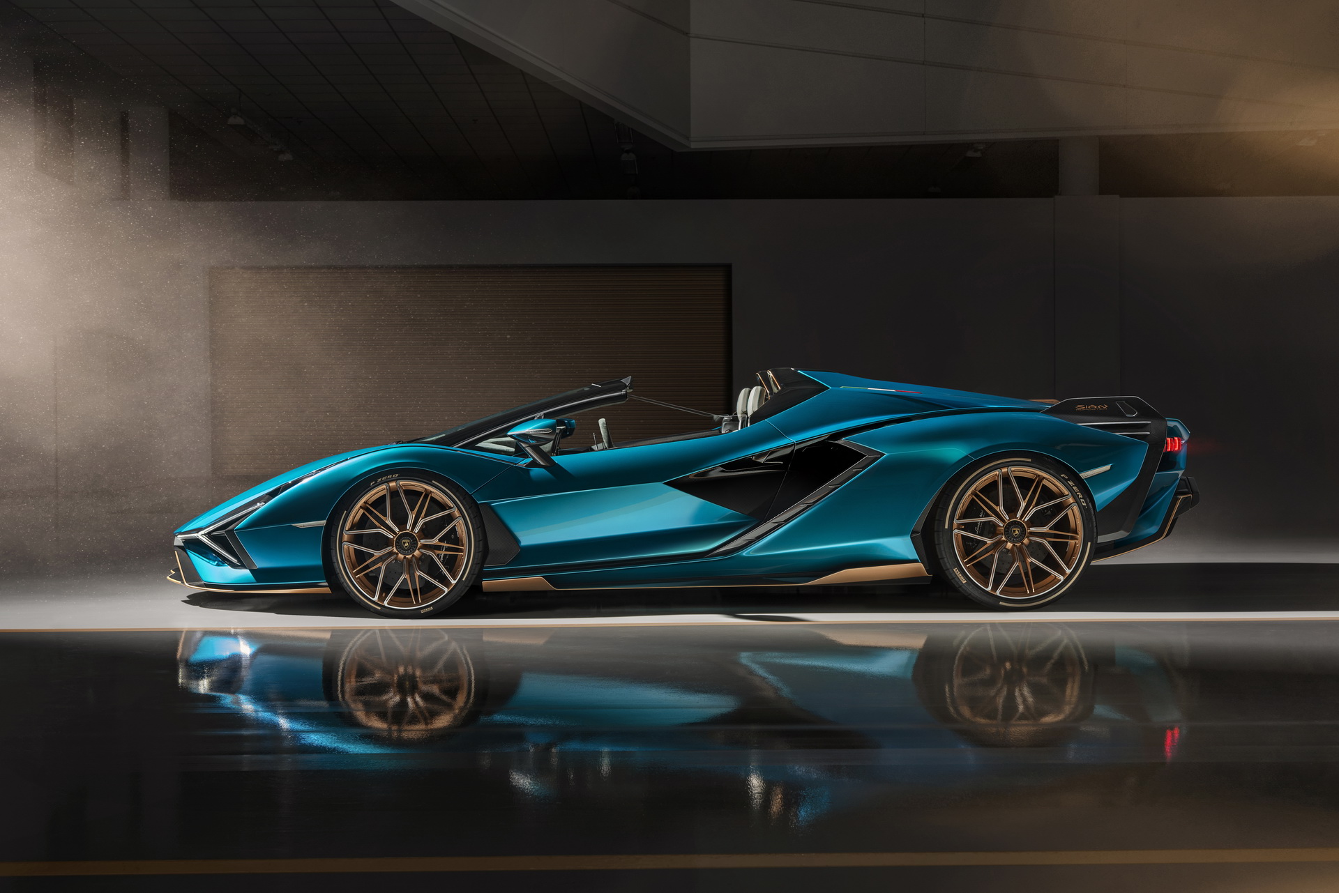 Nếu còn xe, đại gia Hoàng Kim Khánh có thể ký tên lên Lamborghini Sián ...