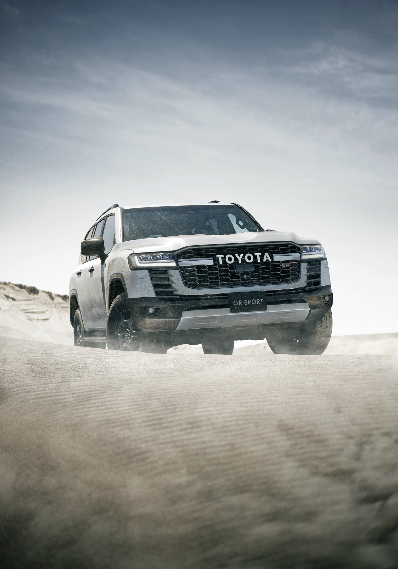 Chi tiết Toyota Land Cruiser 300 GR Sport: Giá quy đổi từ 1,6 tỷ, toàn ...