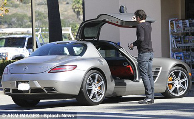 Ngôi sao của "Transformers" khoe xế mới