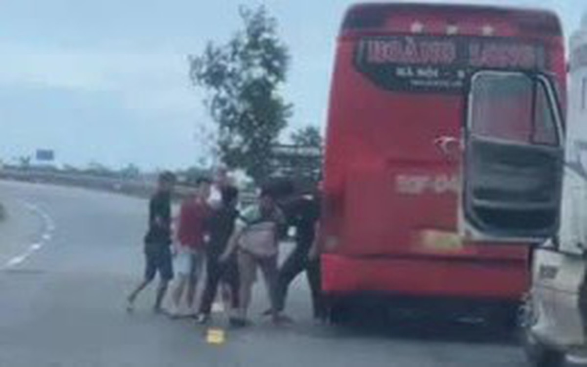 CLIP: Xe khách va xe container dưng giữa đường, ngươi trên xe lao xuông ...