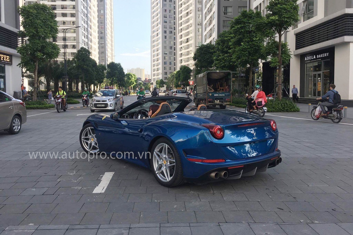 Hà Nội: Ferrari California T xanh nước biển bất ngờ tái xuất