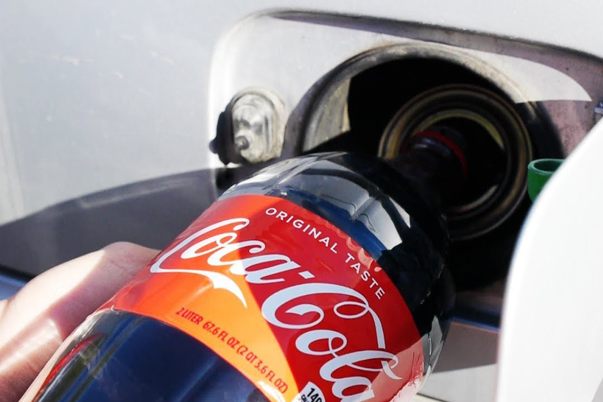 Đổ Coca-Cola vào bình xăng, lái xe và nhận cái kết đắng