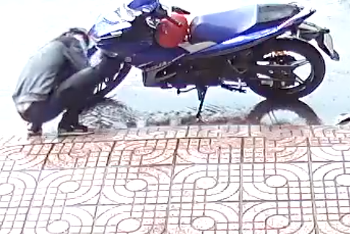 Nhóm thanh niên đi 3 xe Exciter tìm cách "hack" thêm chiếc Exciter nữa ...
